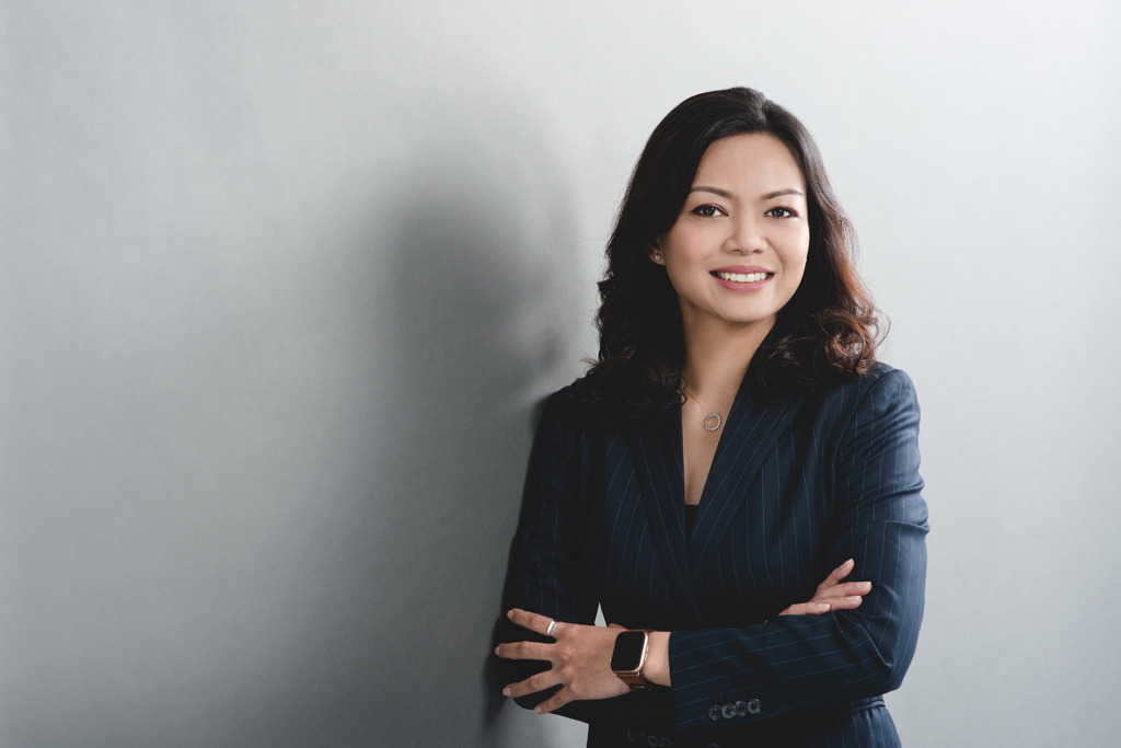 LinkedIn Professional Photos vs Traditional Headshots: The Showdown